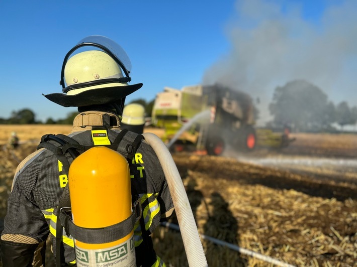 Bocholt.de | FW Bocholt: Combine harvester on fire